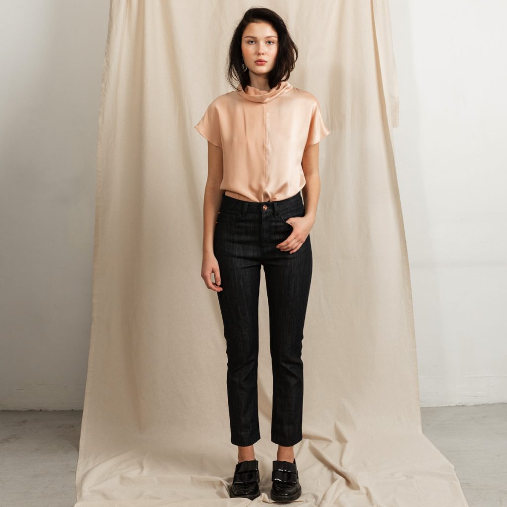 Cropped custom-fit jeans in Dark Blue with matching stithces